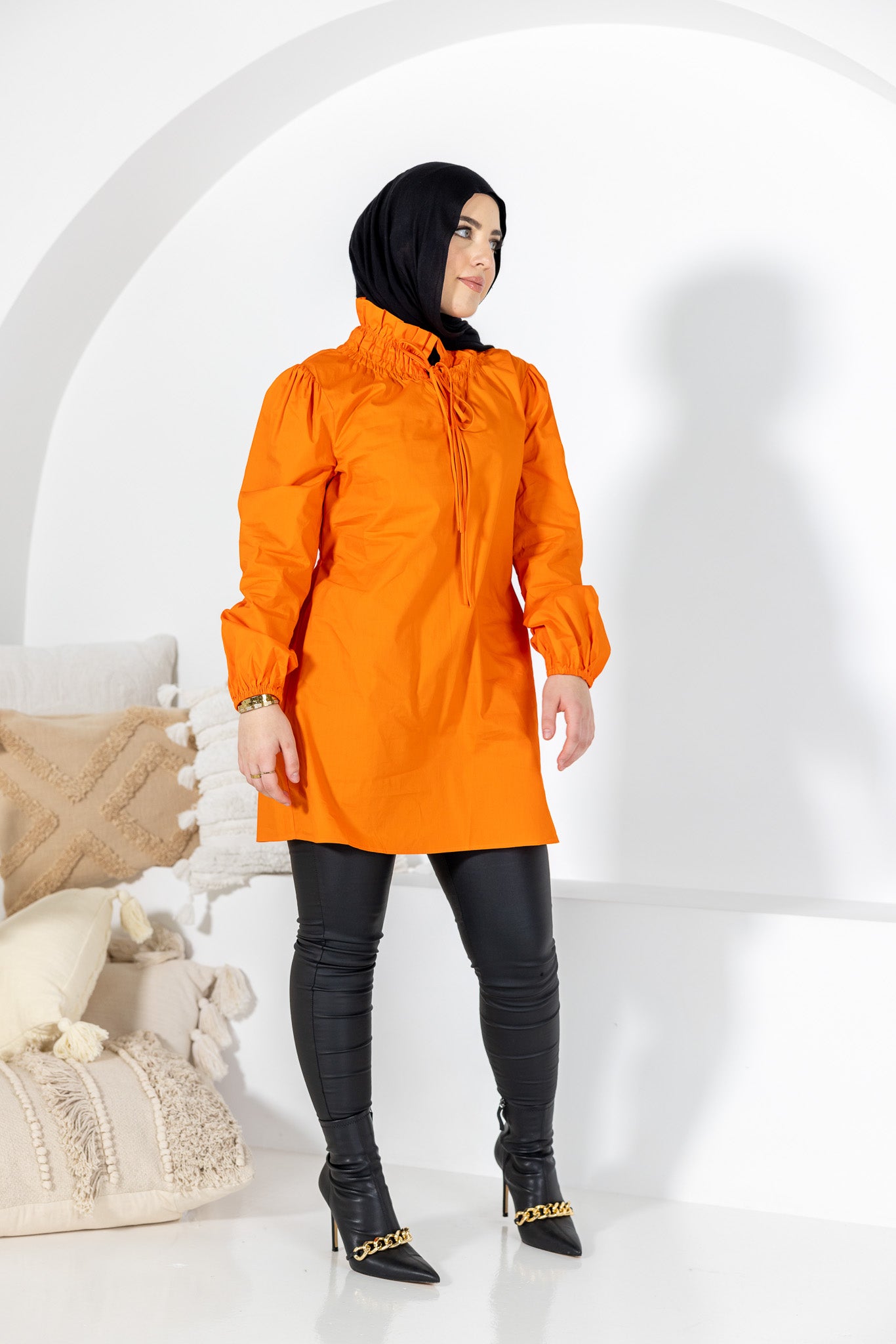 Tops For Women - The Crescent Nita Detailed Top | Modelle