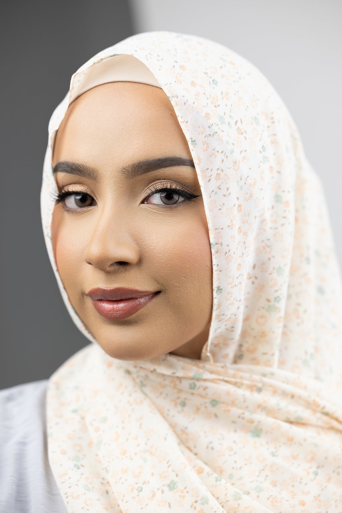 Daisy Design Chiffon Scarf - Ramadan Modest Shawl - Modelle